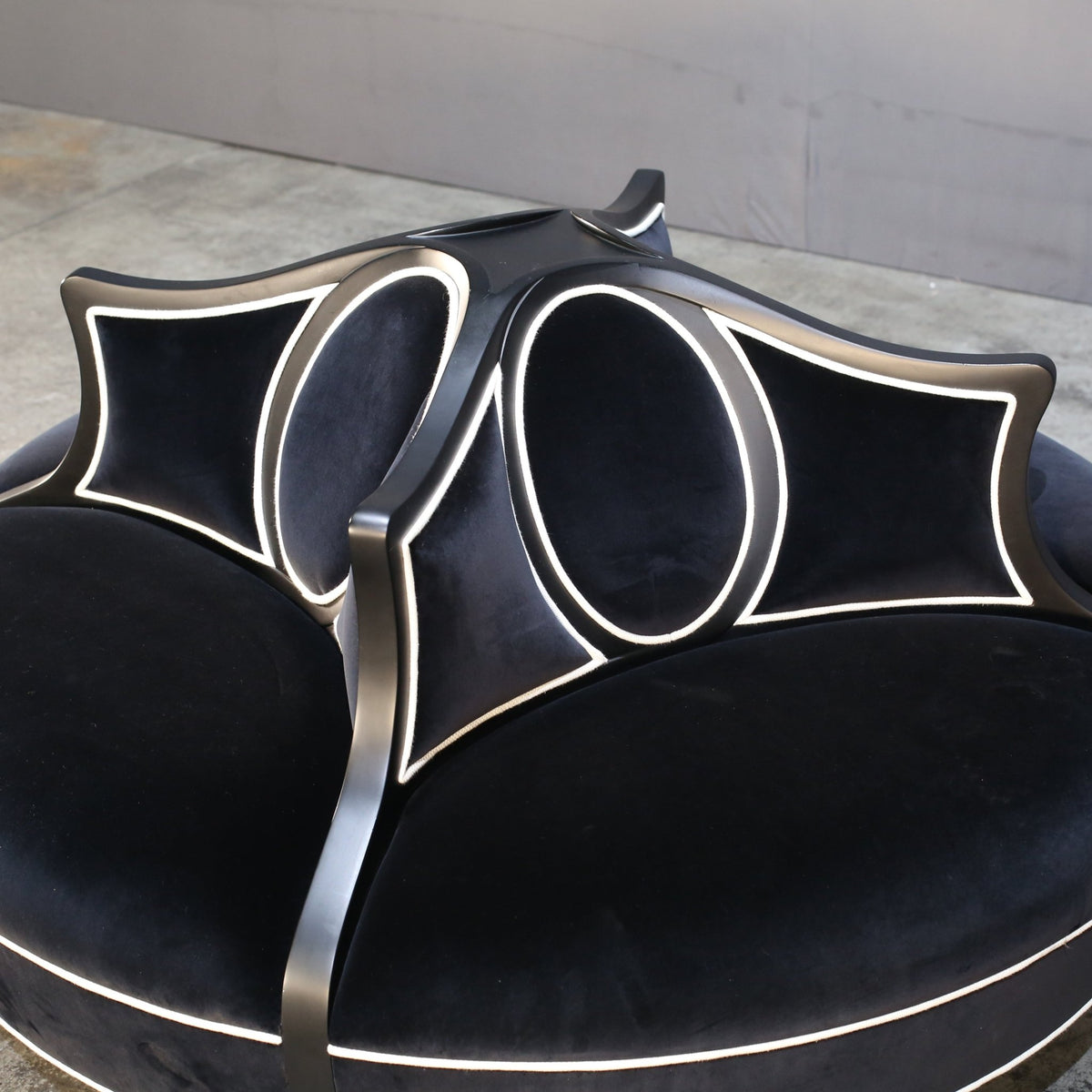 Féraud Round Chaise by Christopher Guy – REHAUS